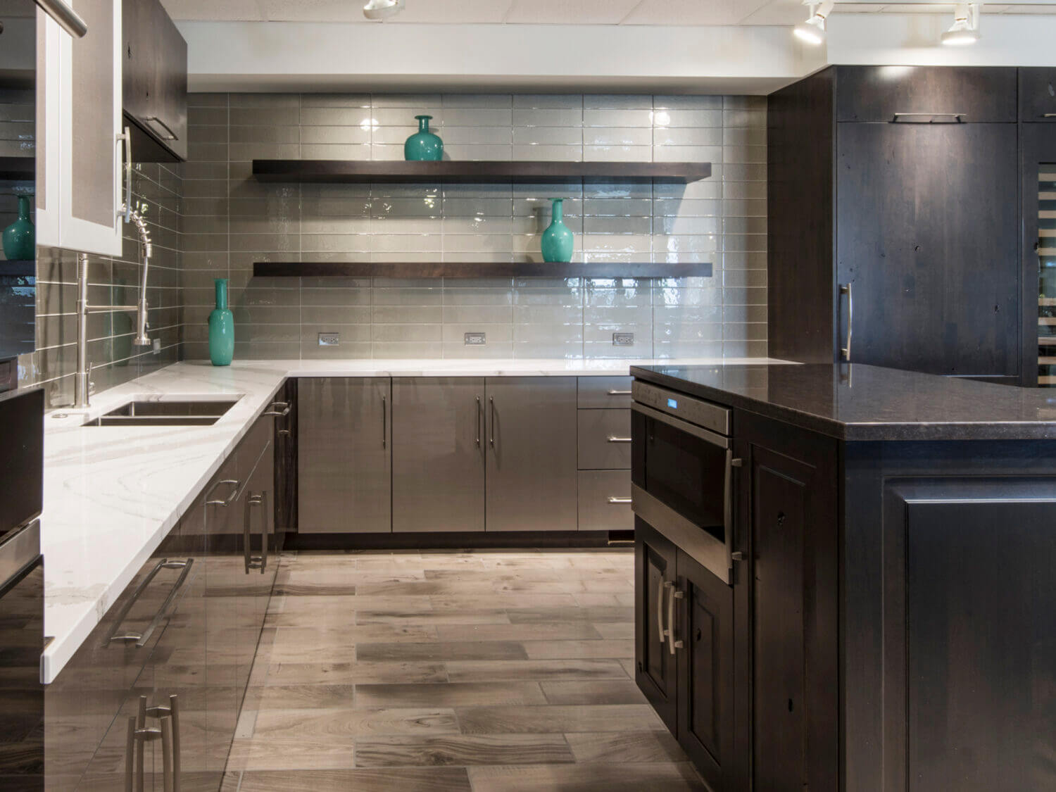 Cutting-Edge Ultra Modern Kitchen with Glossy Cabinetry - Dura Supreme ...