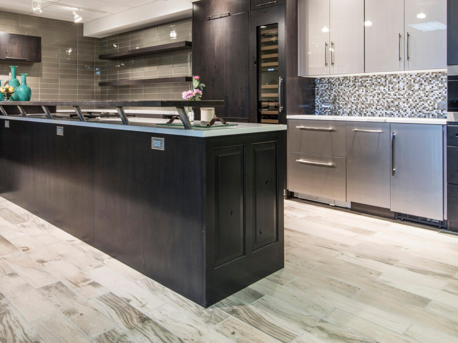 Cutting-Edge Ultra Modern Kitchen with Glossy Cabinetry - Dura Supreme ...